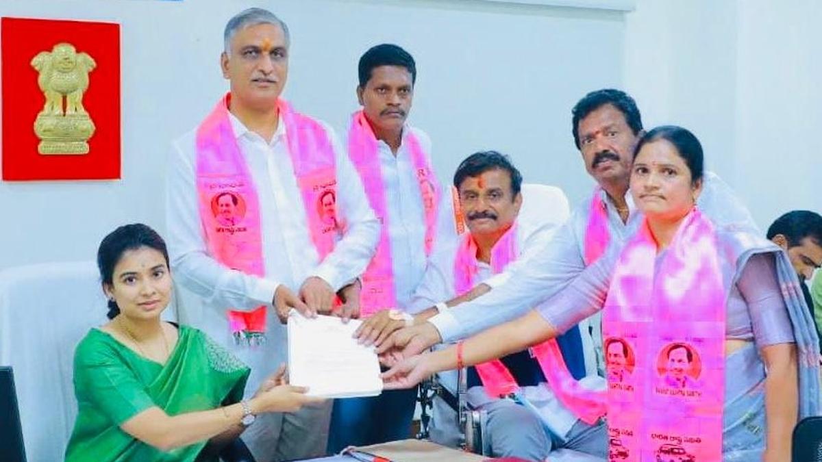 Kotha Prabhakar Reddy reaches Dubbak in ambulance, files papers - The Hindu